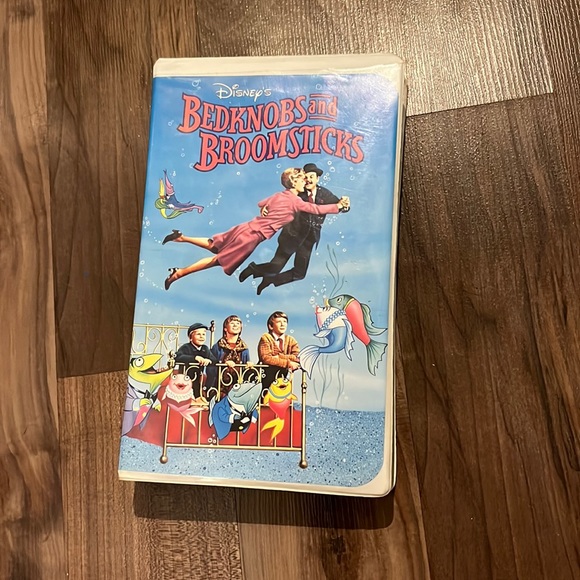 Disney | Media | Walt Disneys Bedknobs And Broomsticks Vhs 989 Vintage ...